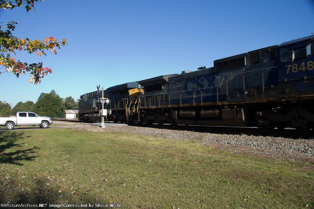 CSX 780 + 7847 Head westbound thru
